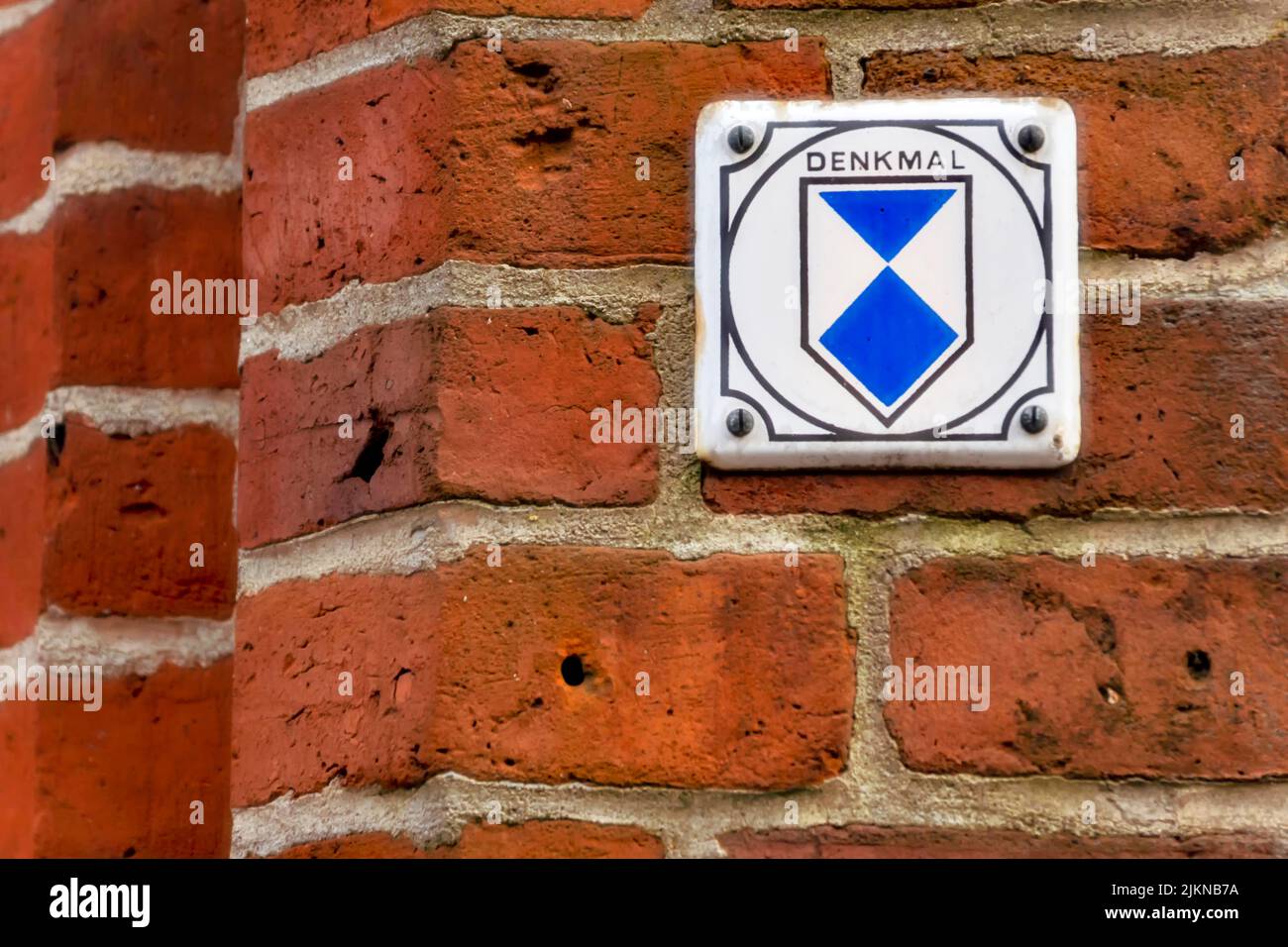 A memorial sign on a brick building wall Stock Photo - Alamy