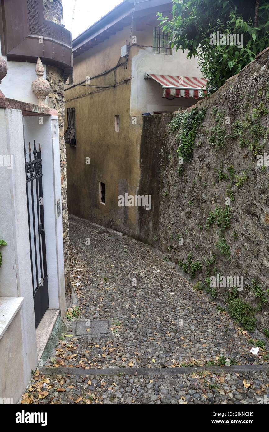 Very narrow cobbled alley in an italian town Stock Photo - Alamy