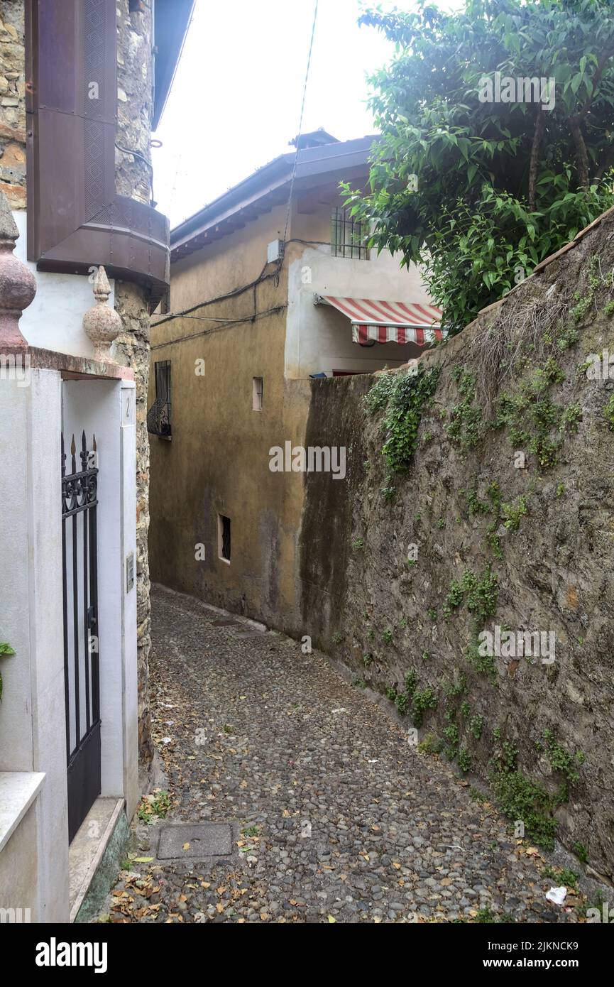 Very narrow cobbled alley in an italian town Stock Photo - Alamy