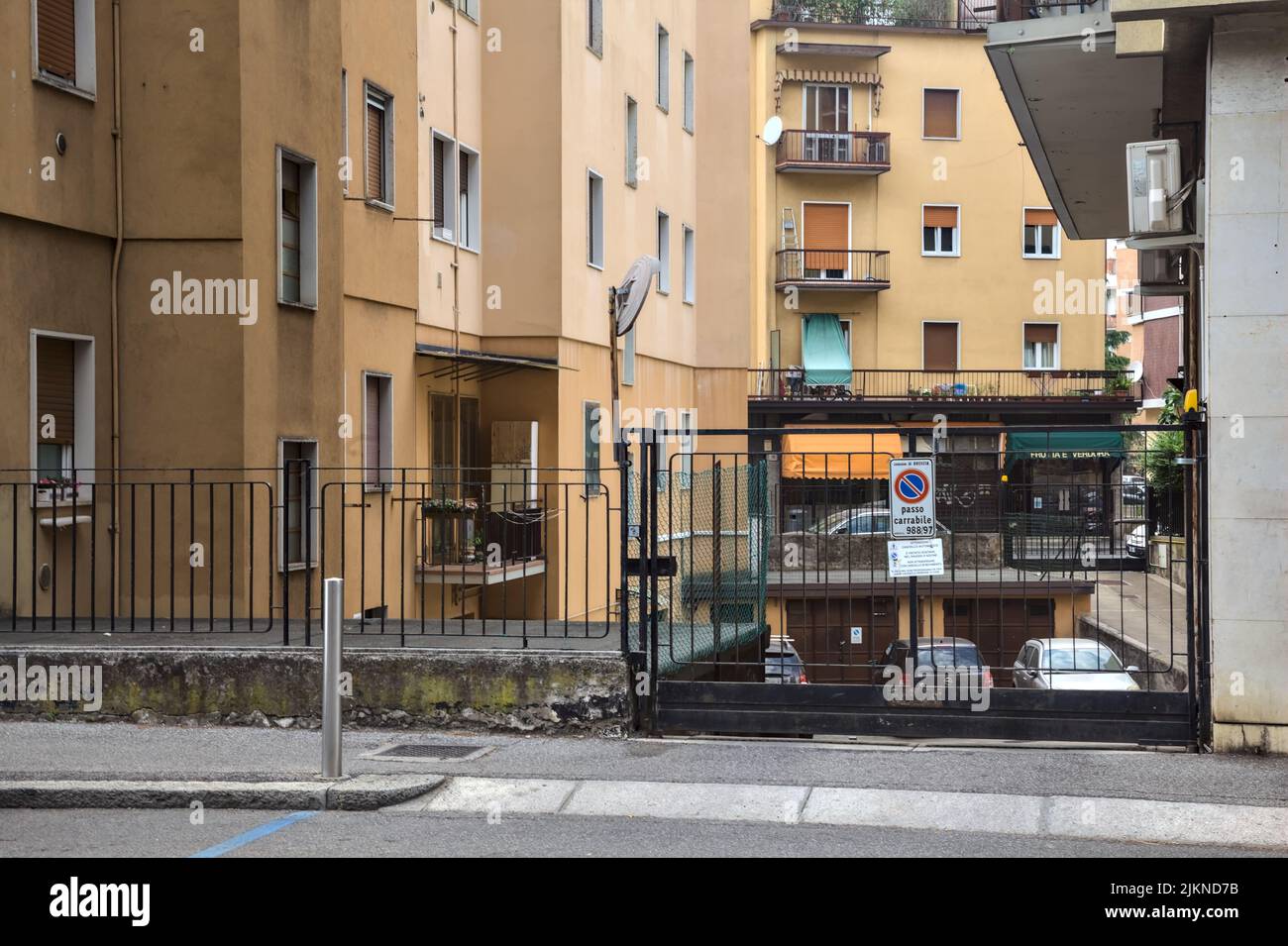 Shops opposite hi-res stock photography and images - Alamy
