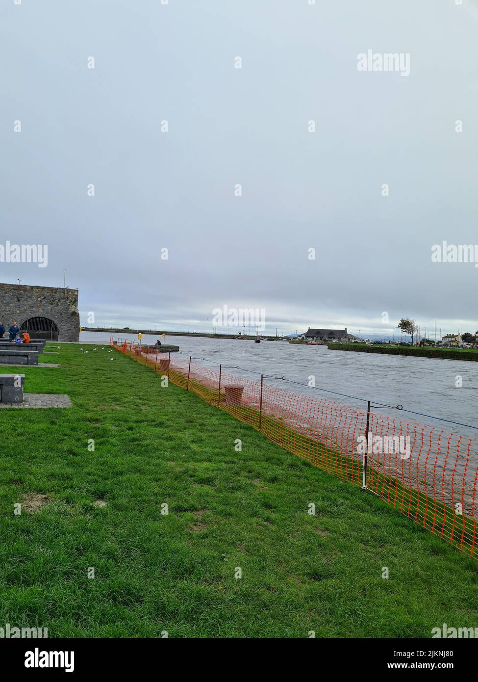 Waterfront river grass hi-res stock photography and images - Alamy