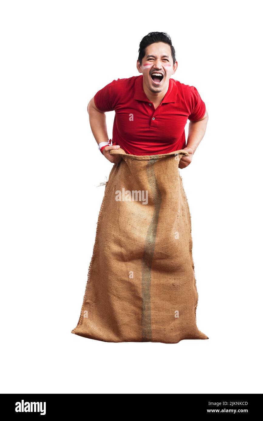 Indonesian men celebrate Indonesian independence day on 17 August with ...