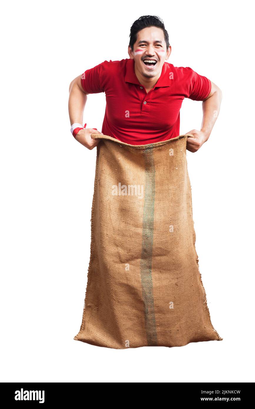 Indonesian men celebrate Indonesian independence day on 17 August with ...