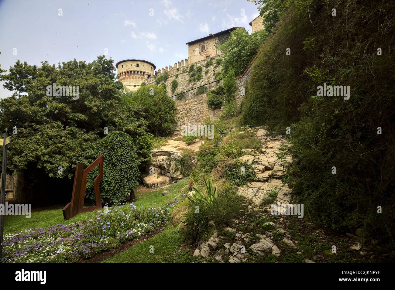 Castle above a cliff and trees below it in a park on a sunny day Stock ...