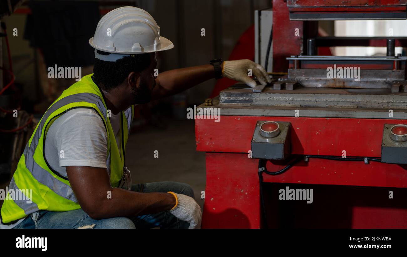 Heavy Industry Foreman Engineer ware safety jacket Daily preventive maintenance check machine in ...