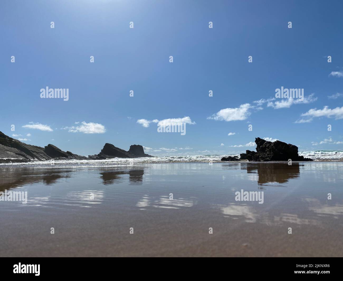 Ocean waves hitting rocks hi-res stock photography and images - Alamy