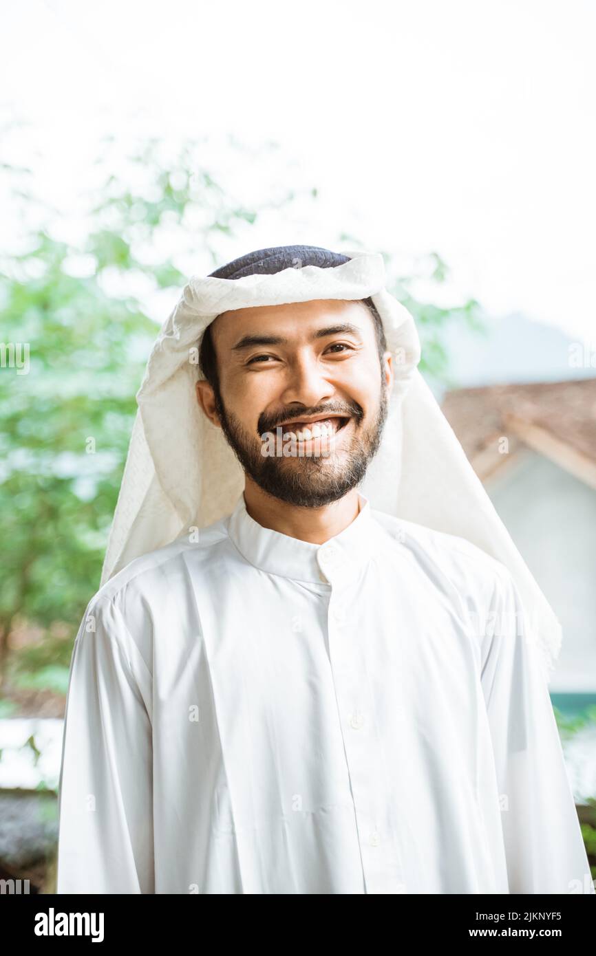 Smiling handsome saudi arab man hi-res stock photography and images - Alamy
