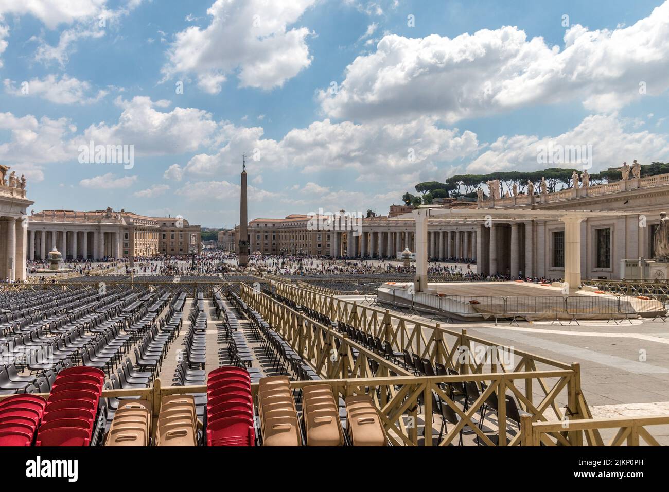 A long exposure of the crowded Saint Peter's Square in Vatican, Rome ...
