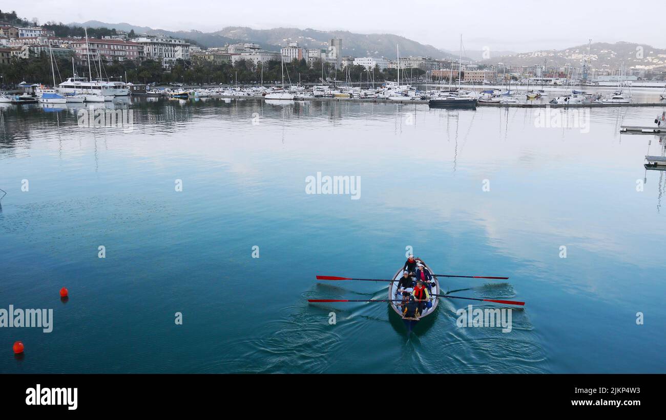 Group of people on boat hi-res stock photography and images - Alamy