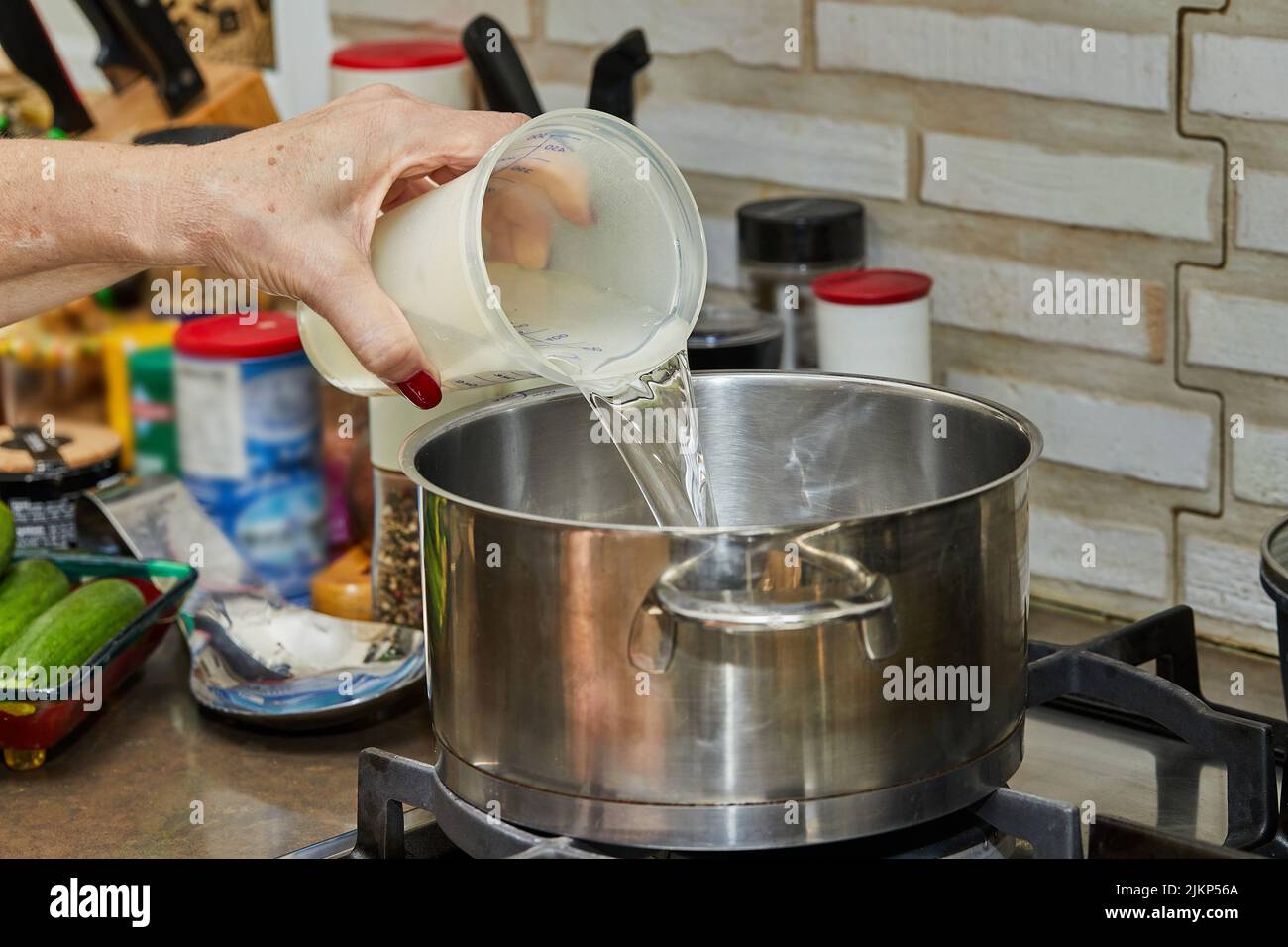 Water pouring measuring cup hi-res stock photography and images - Alamy