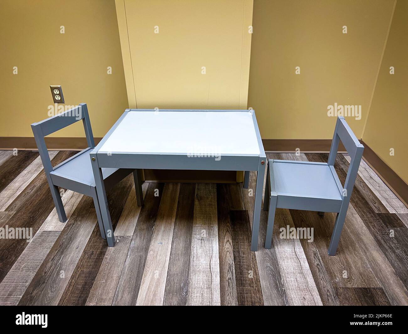 Kids setting table hi-res stock photography and images - Alamy