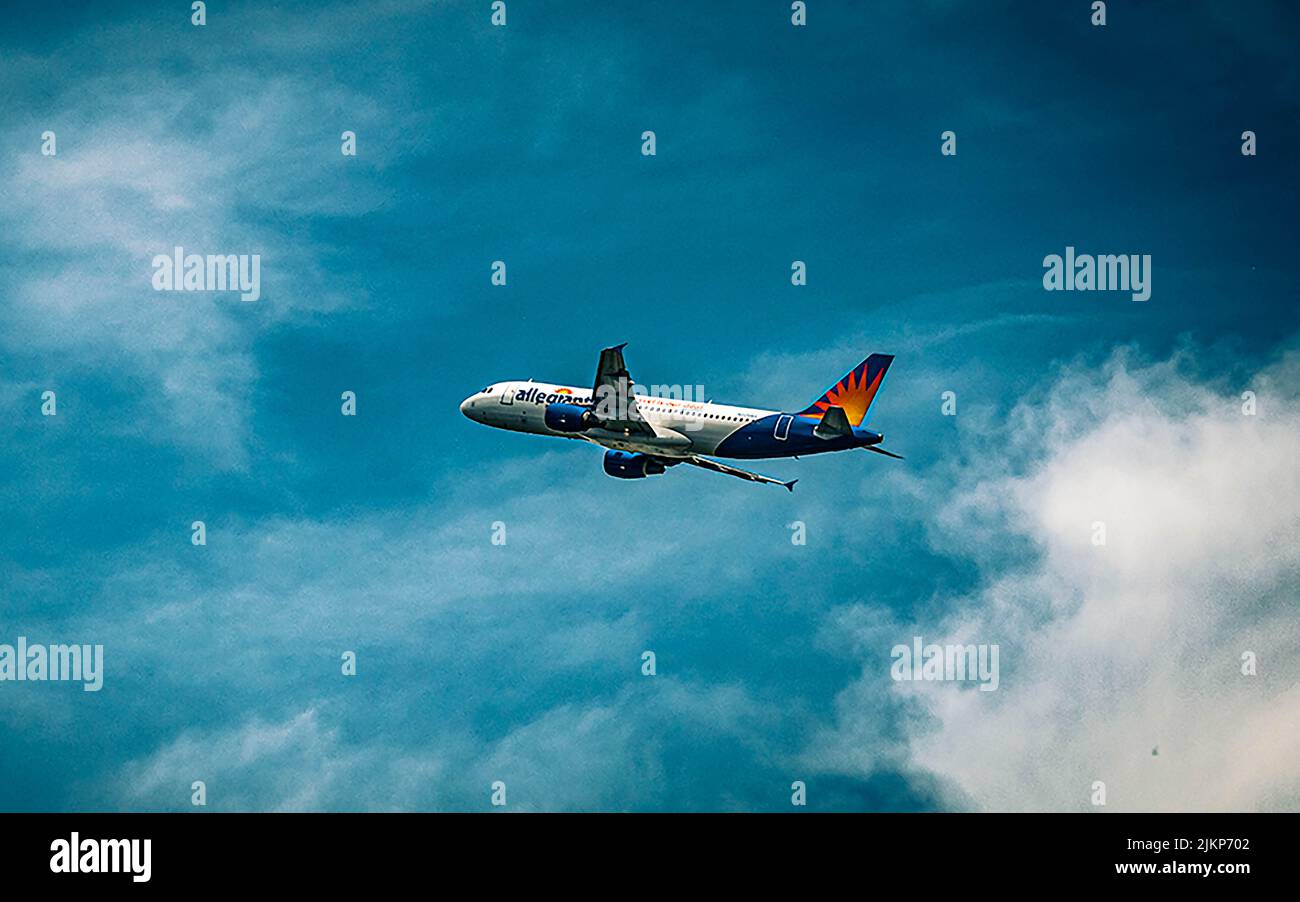 A plane in the sky hi-res stock photography and images - Alamy
