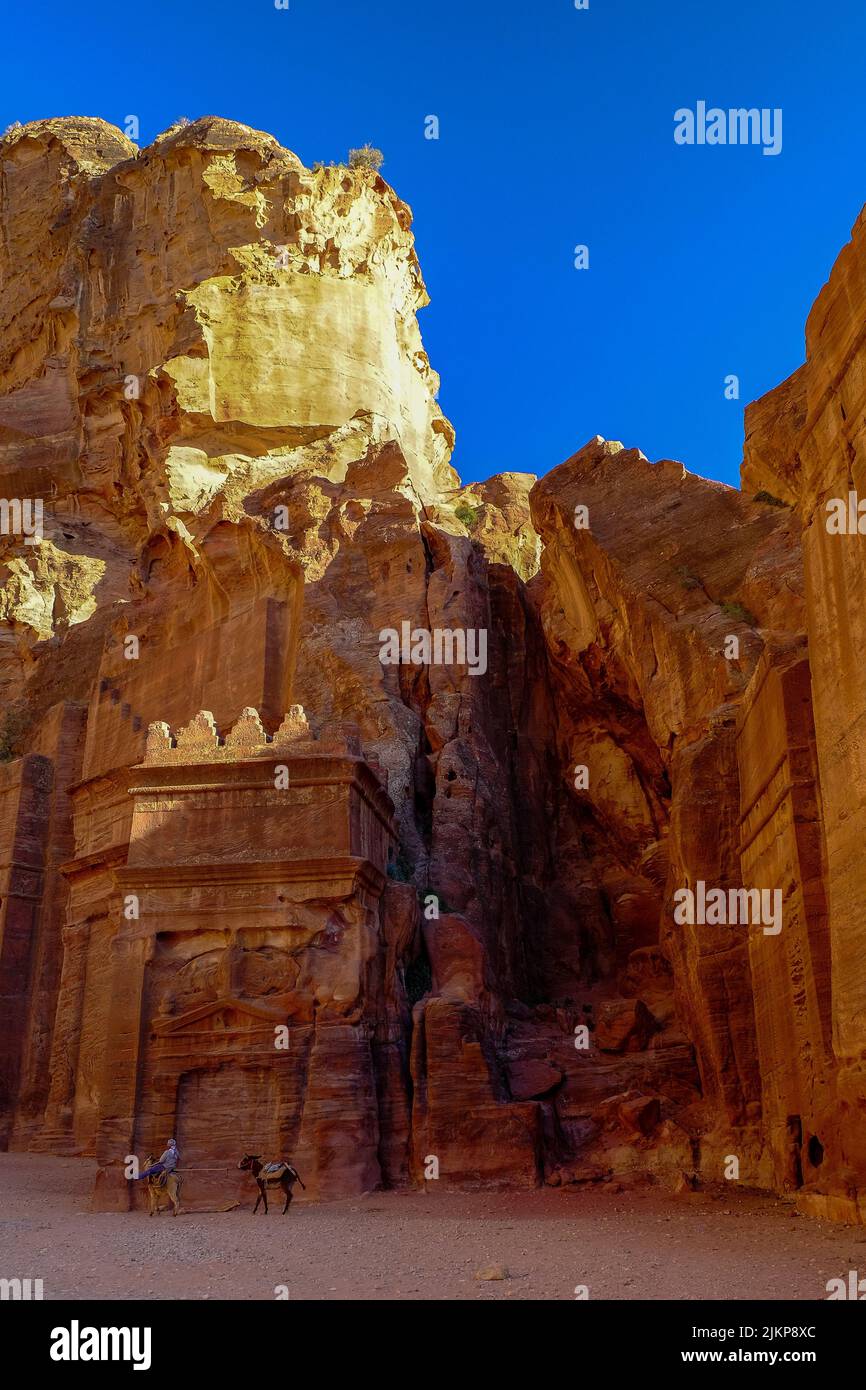 Vertical landscape siq rock hi-res stock photography and images - Alamy