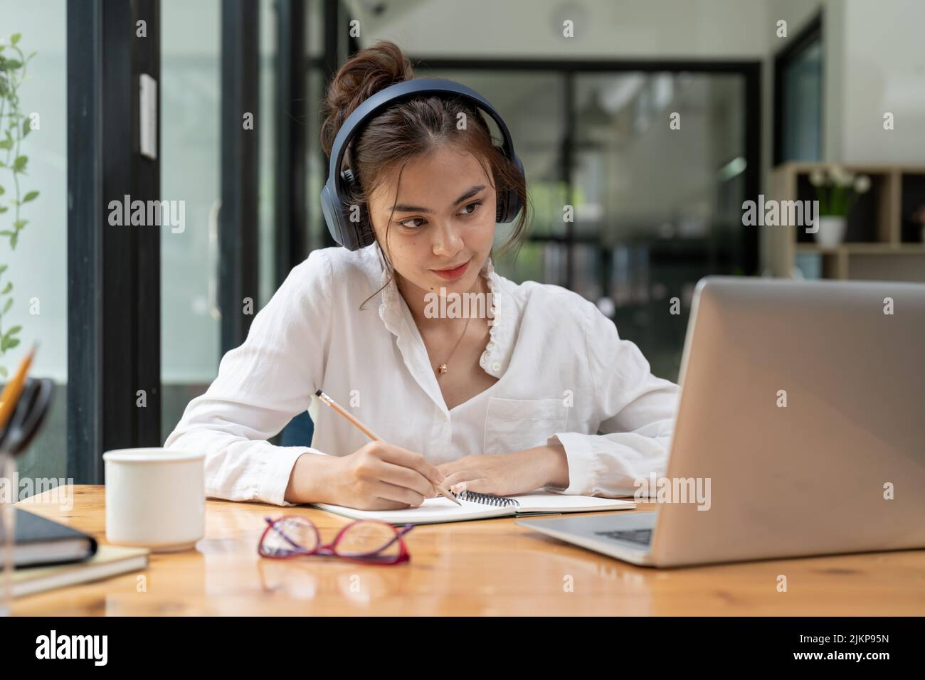 Person listening taking notes hi-res stock photography and images - Alamy