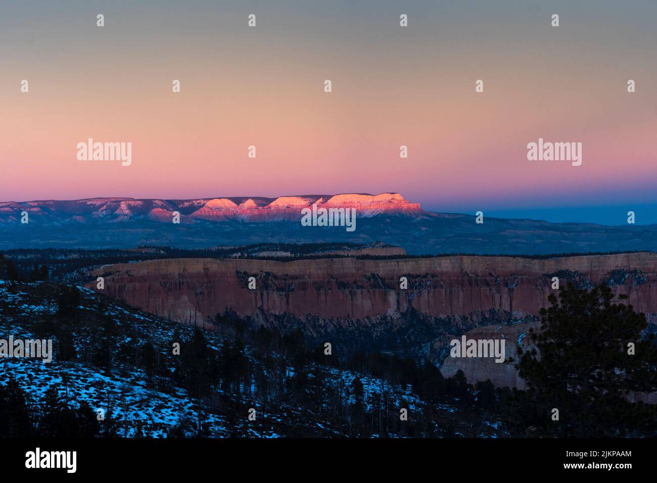 Trees mountain cliff hi-res stock photography and images - Alamy