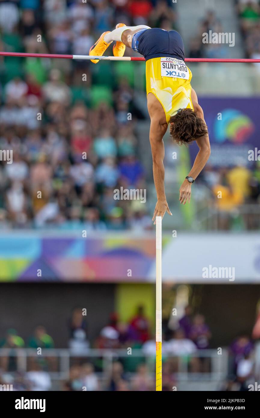 Mondo Duplantis (SWE) wins the pole vault in a world record height of ...