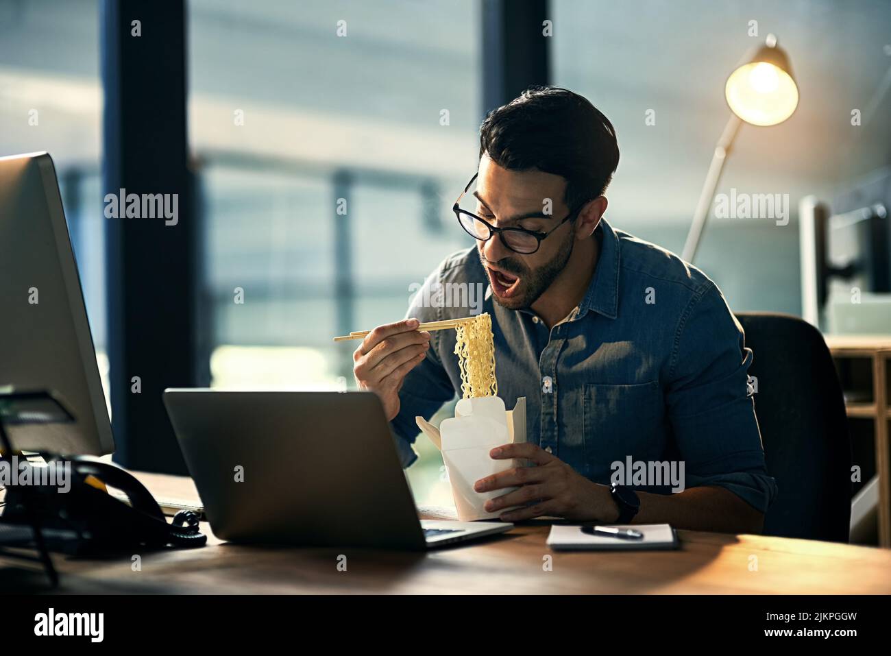 Eating at office desk man hi-res stock photography and images - Alamy