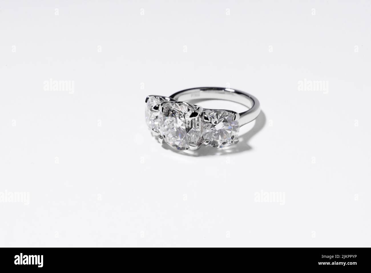 Silver diamond background hi-res stock photography and images - Alamy