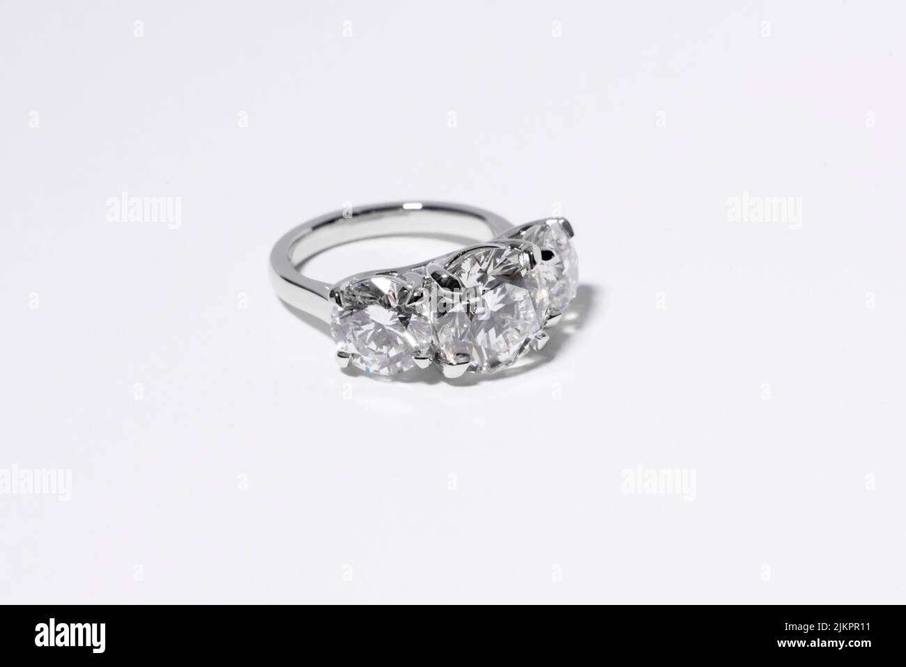 Silver diamond background hi-res stock photography and images - Alamy