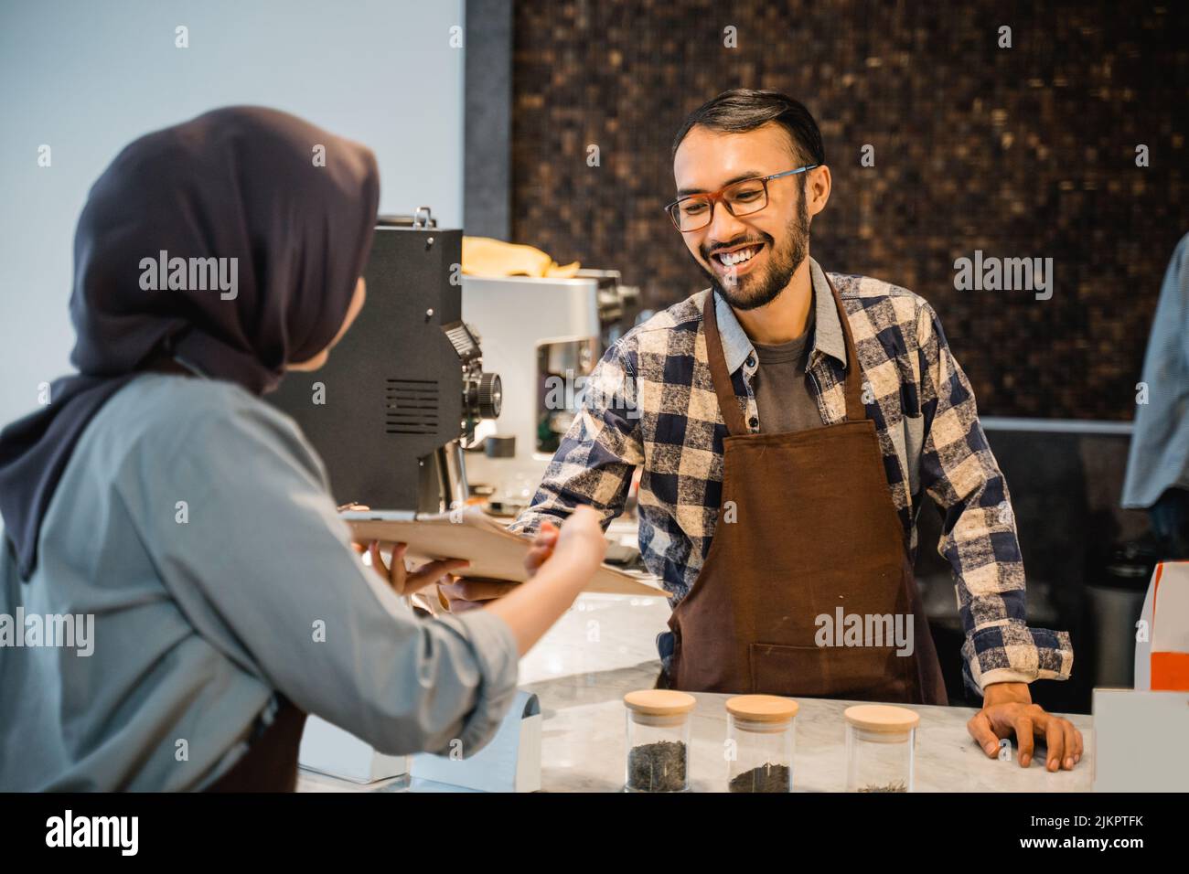 barista taking order from female customer at the coffee shop Stock ...