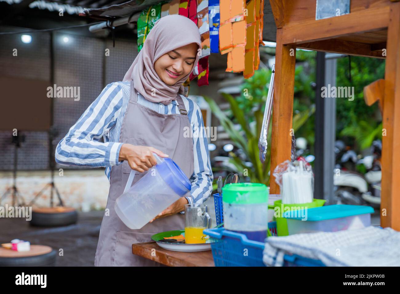 muslim couple ordering food to break fasting in ramadan Stock Photo - Alamy