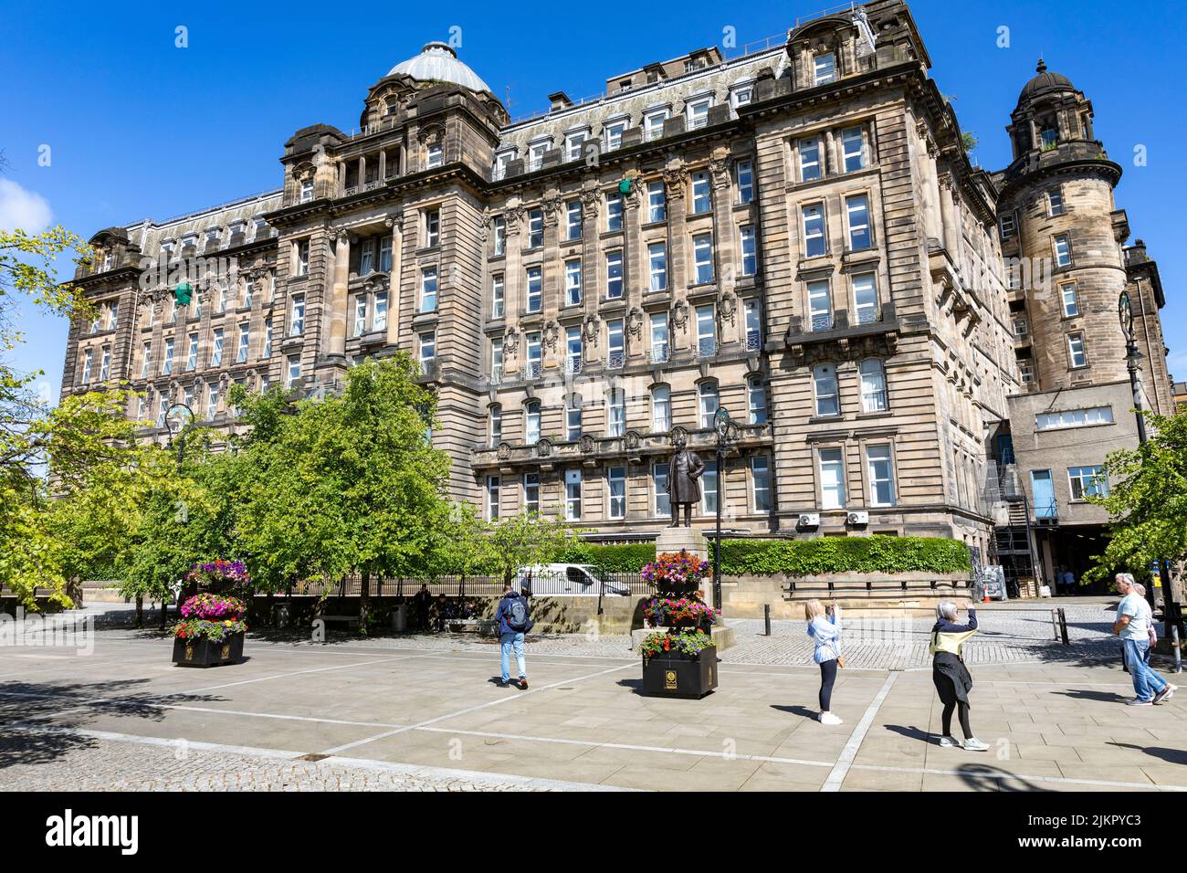 Glasgow Royal infirmary building in the cathedral precinct area of ...
