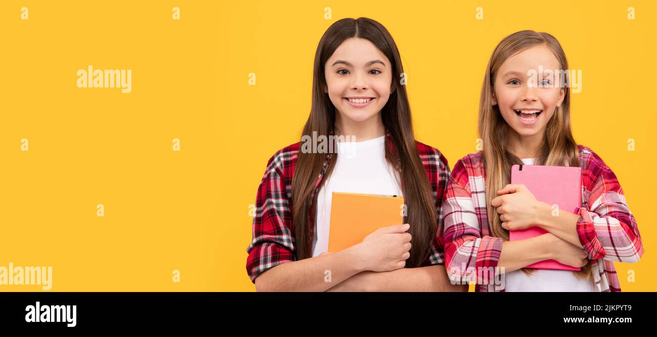 Teenager friends book hi-res stock photography and images - Alamy