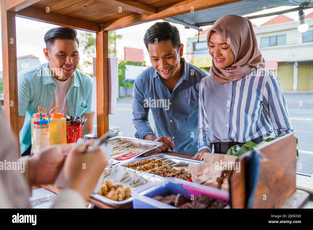 Couple eat chicken restaurant hi-res stock photography and images - Alamy