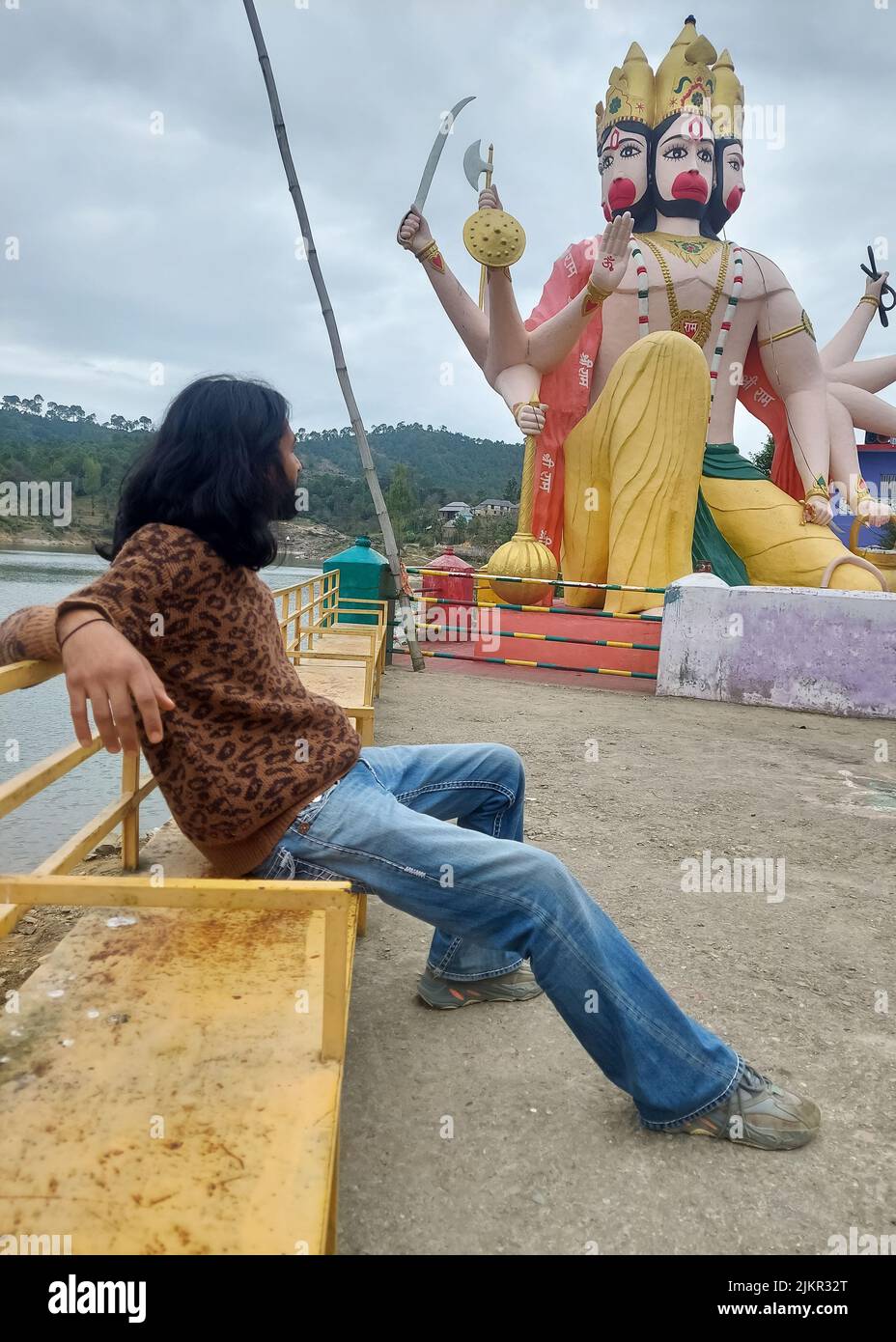 Statue man sitting on bench hi-res stock photography and images - Alamy