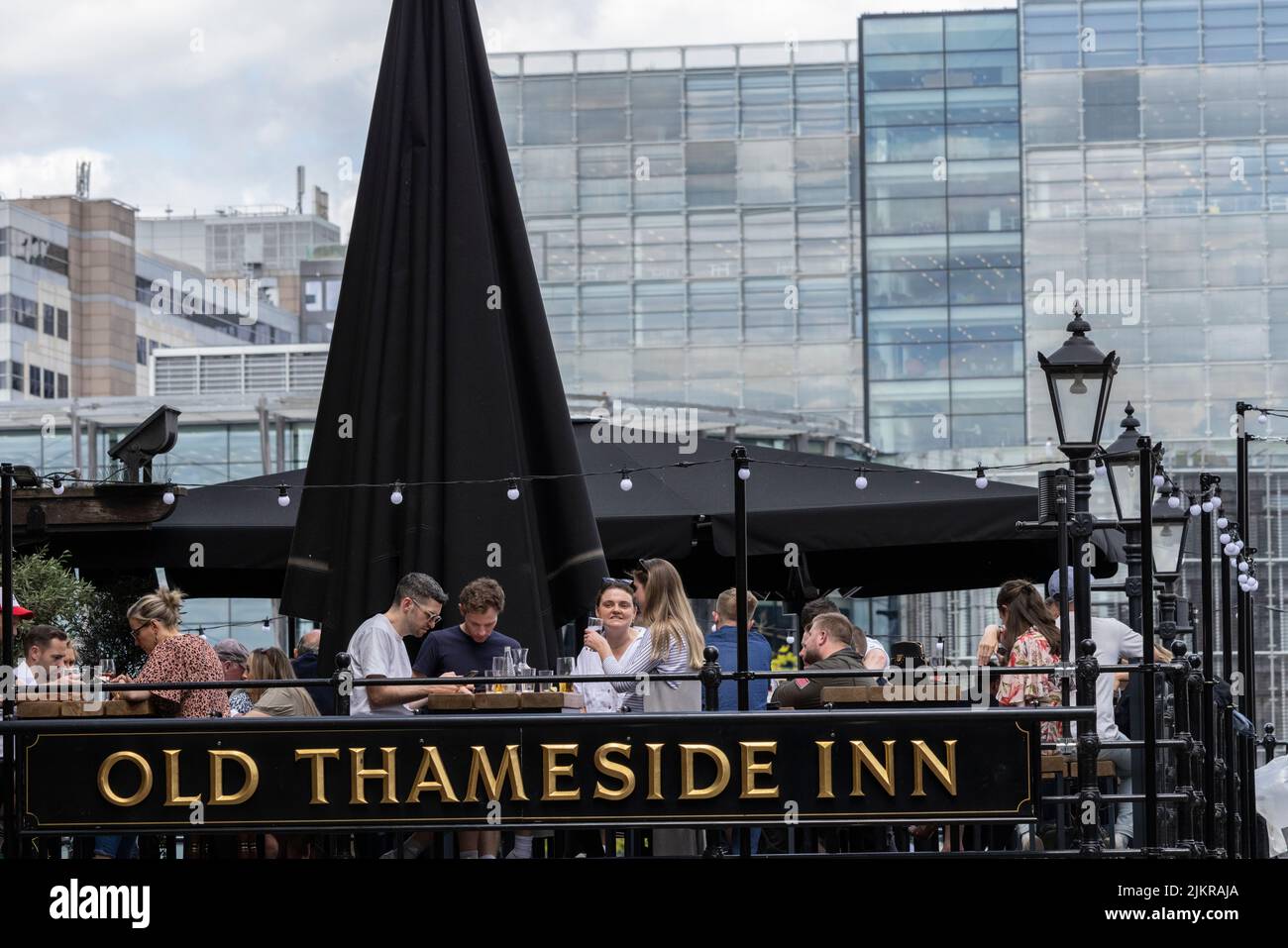 The Old Thameside Inn, public house, Pickfords Wharf, Clink Street ...