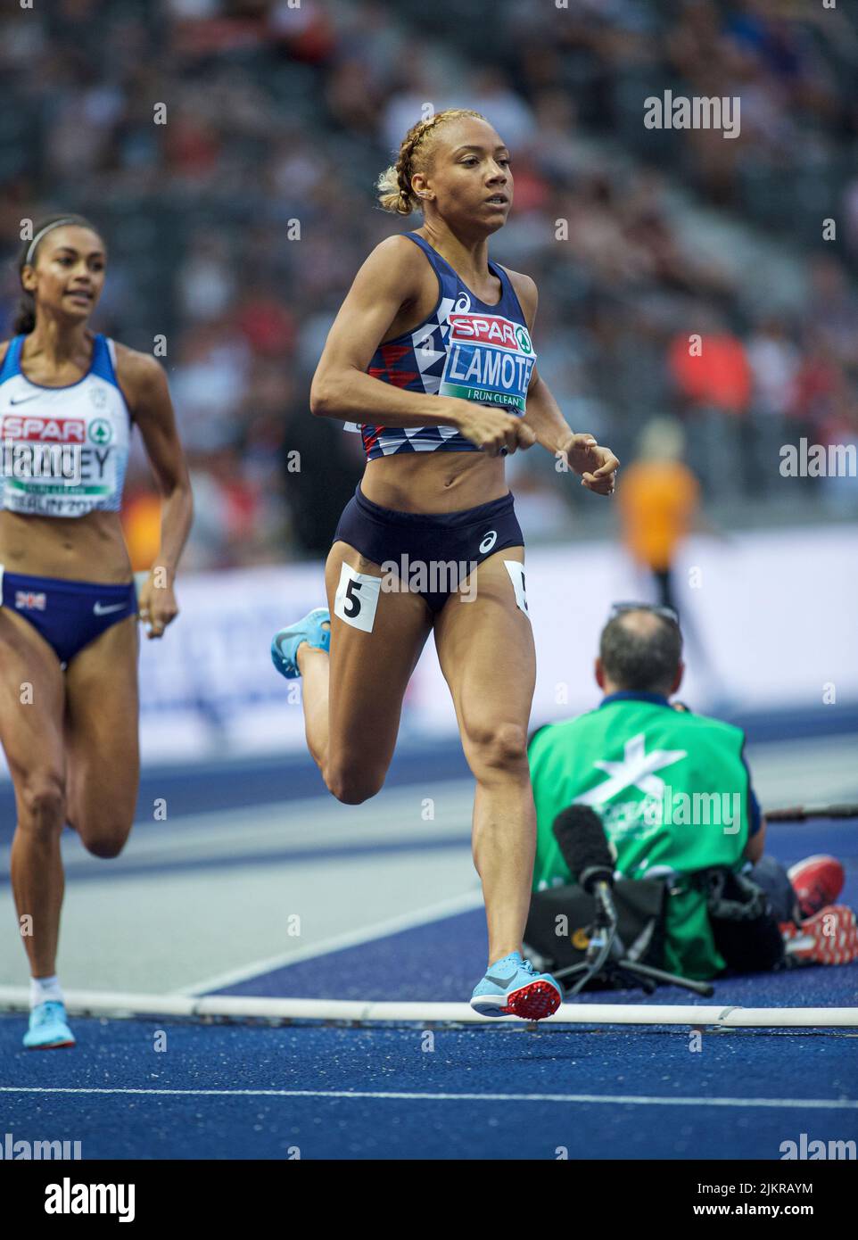 Rénelle Lamote participating in the 800 meters at the European ...