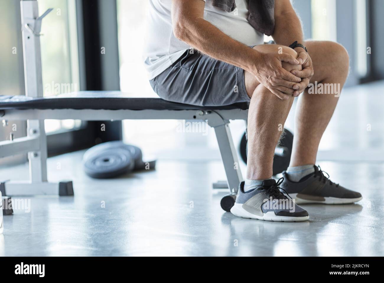 Active senior man in gym with knee injury Stock Photo - Alamy