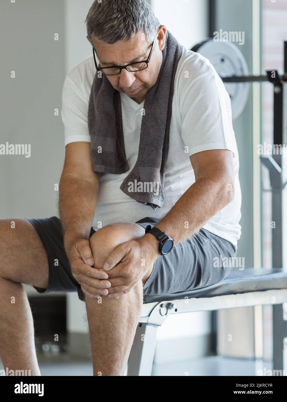 Knee exercise senior hi-res stock photography and images - Alamy