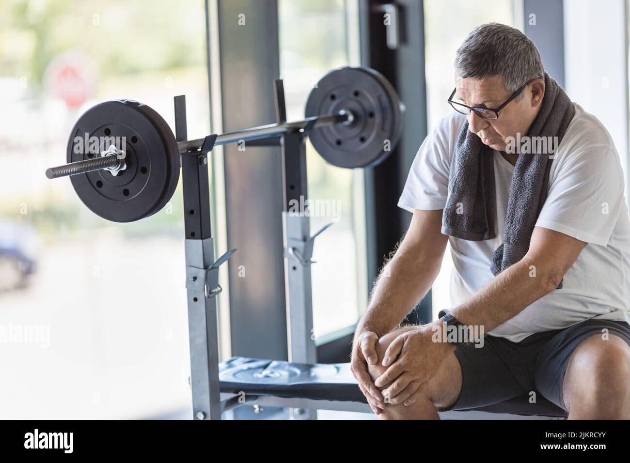 Knee exercise senior hi-res stock photography and images - Alamy