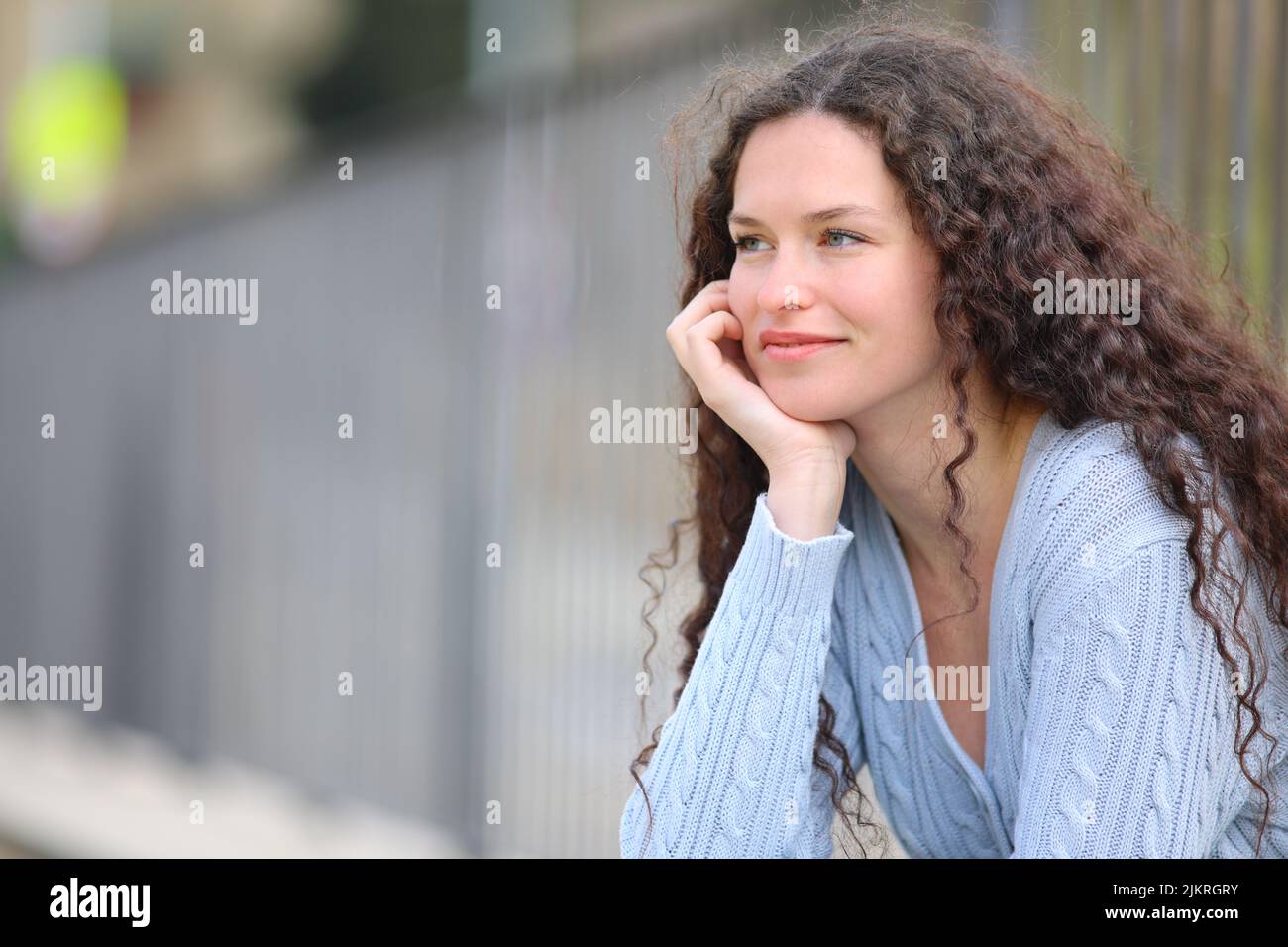Relaxed street hi-res stock photography and images - Alamy