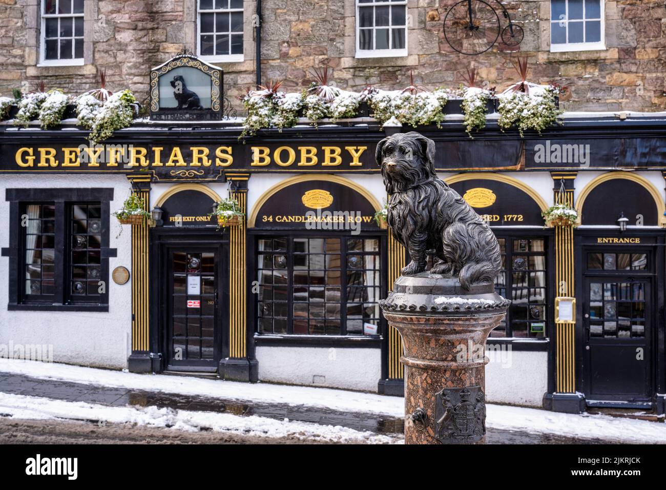 Greyfriars Bobby Public House in snow, Candlemaker Row, Edinburgh ...