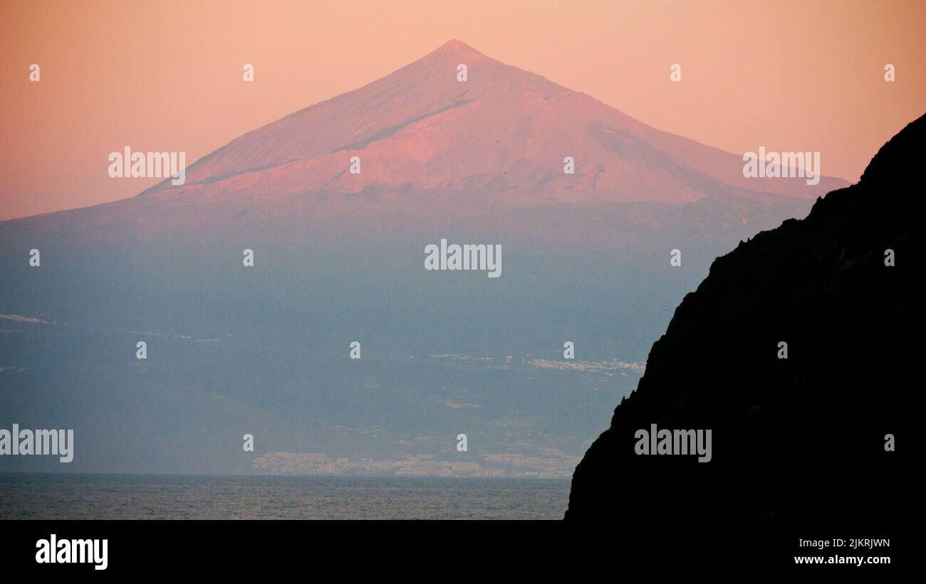 Sunset on Mt. Teide (3,718 m), Tenerife, v. 2. From roof of Bar Piloto ...