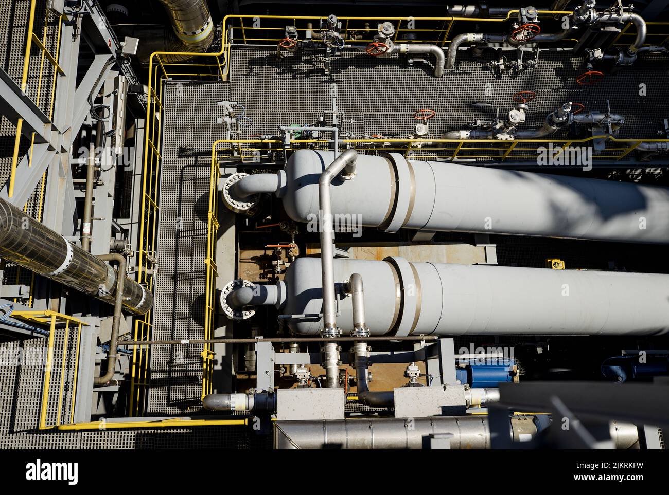 2022-08-03 12:46:30 ROTTERDAM - The LNG installation on a floating LNG ...