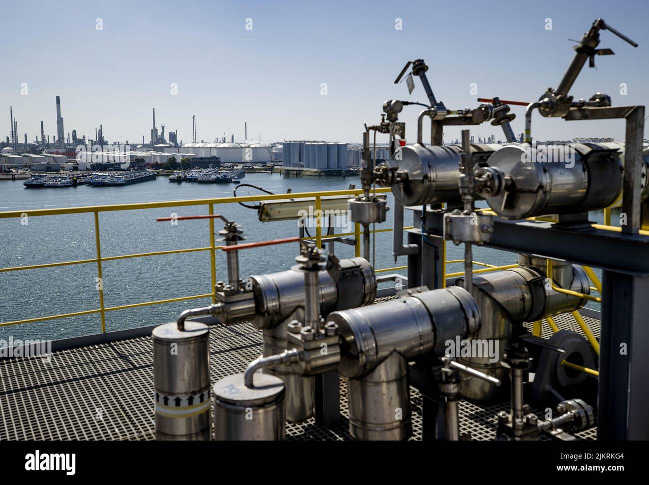 2022-08-03 12:50:21 ROTTERDAM - The LNG installation on a floating LNG ...