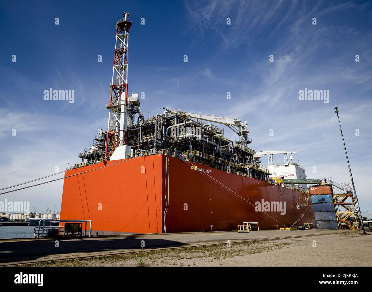 2022-08-03 13:12:31 ROTTERDAM - A floating LNG factory in the port of ...