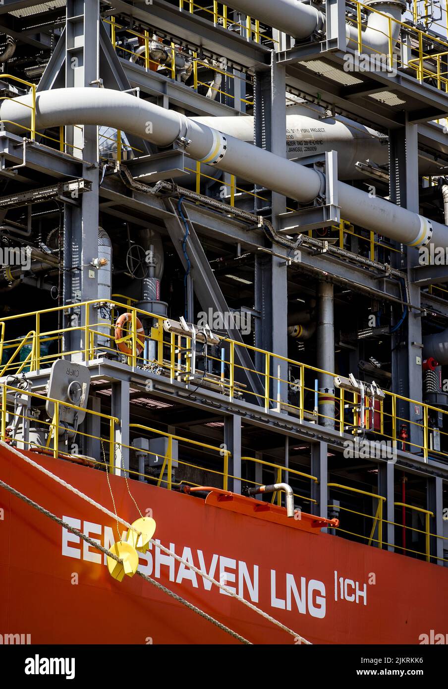 2022-08-03 13:13:28 ROTTERDAM - A floating LNG factory in the port of ...