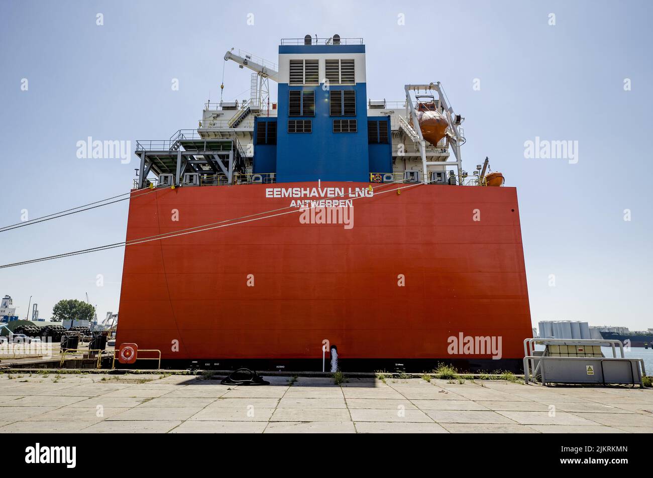 2022-08-03 13:16:38 ROTTERDAM - A floating LNG factory in the port of ...
