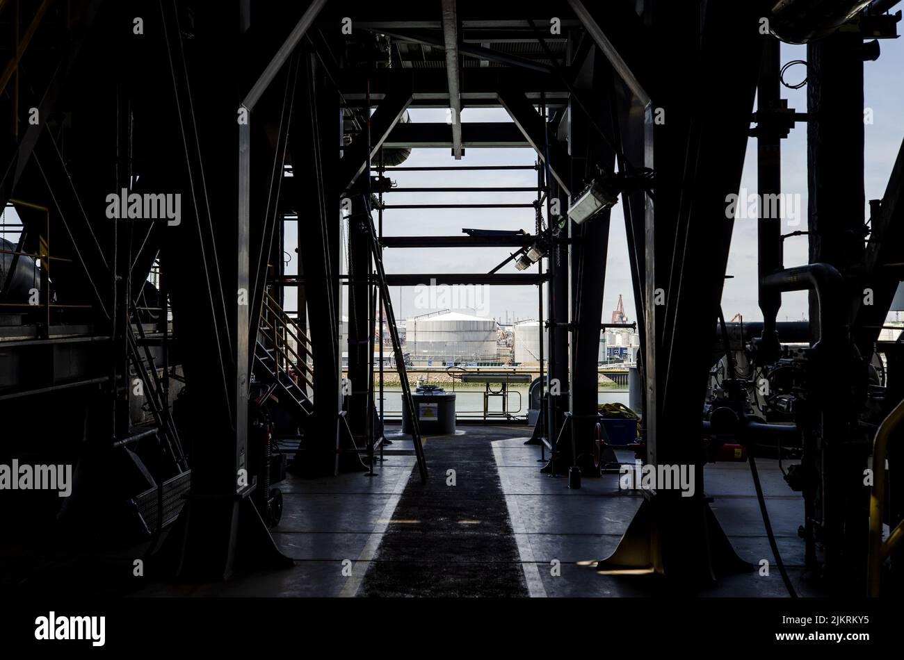 2022-08-03 12:32:09 ROTTERDAM - A floating LNG factory in the port of ...