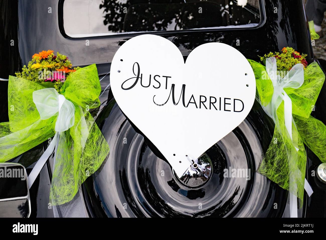 Just Married Symbol on a Car with decoration Stock Photo - Alamy Just Married Symbol on a Car with decoration Stock Photo - Alamy