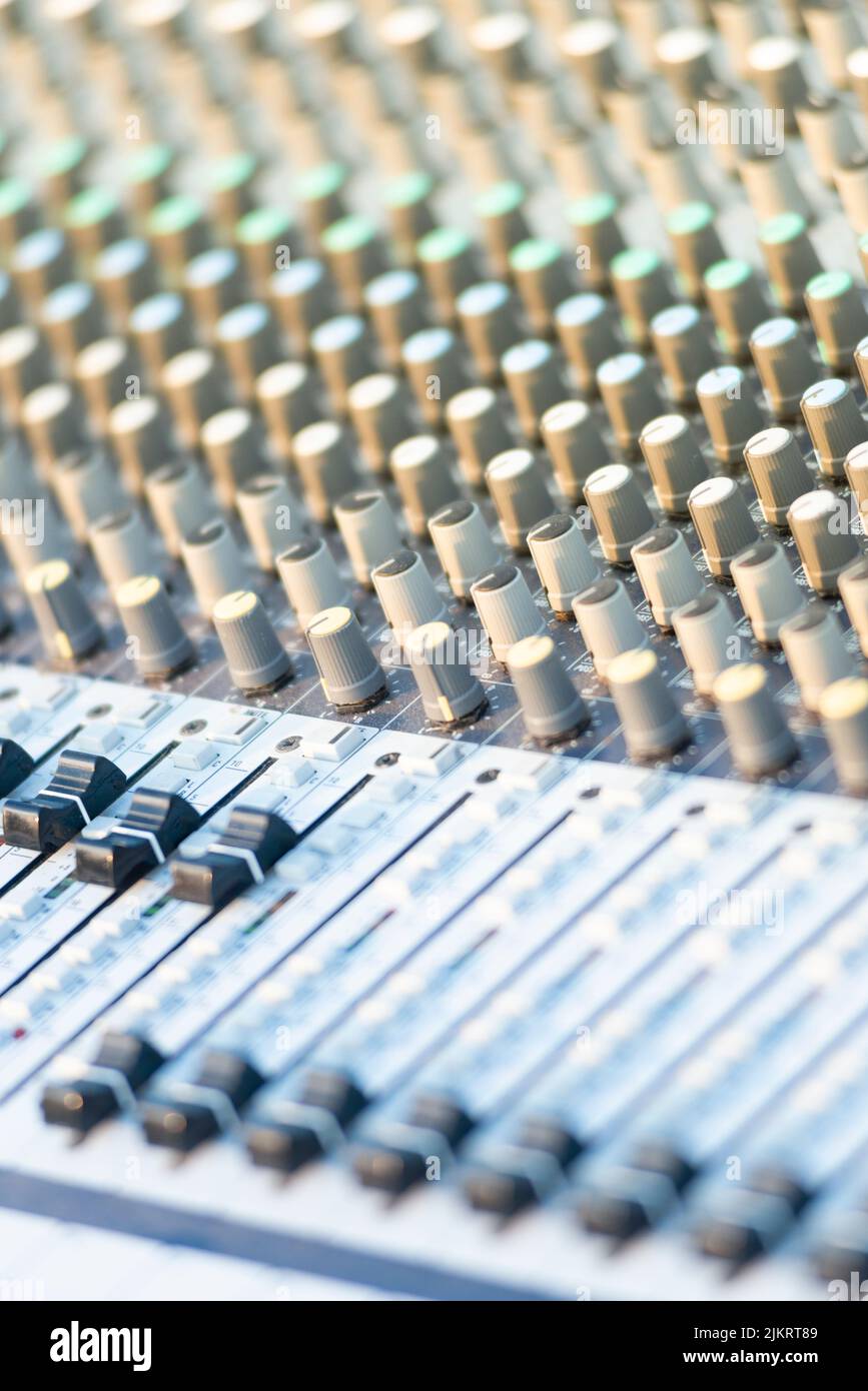 Analog mixing console hi-res stock photography and images - Alamy