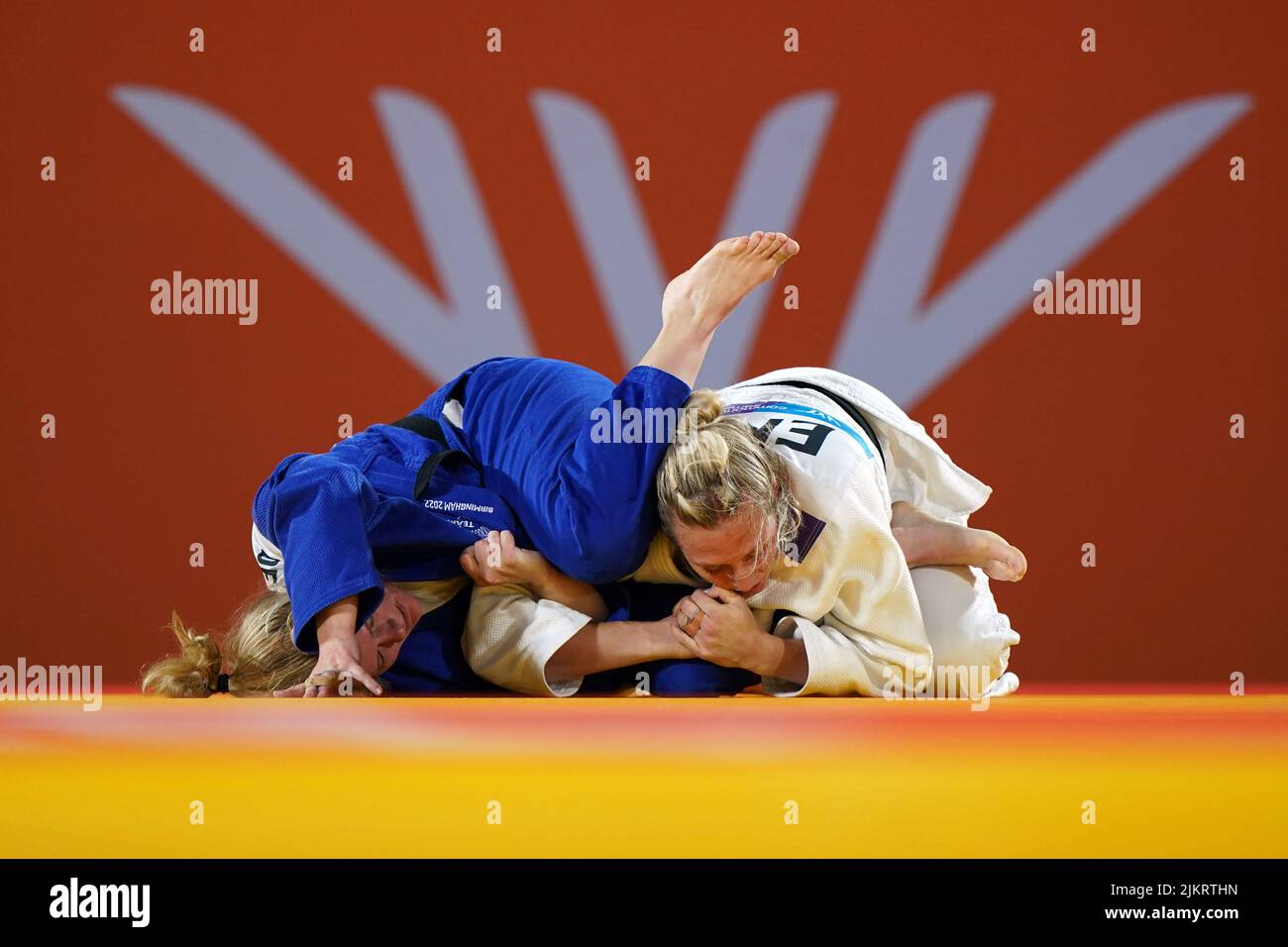 England's Emma Reid and New Zealand's Moira de Villiers in the Women's ...