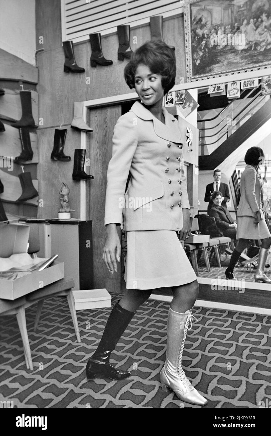 NANCY WILSON (1937-2018) American singer shopping for boots on Oxford ... NANCY WILSON (1937-2018) American singer shopping for boots on Oxford ...
