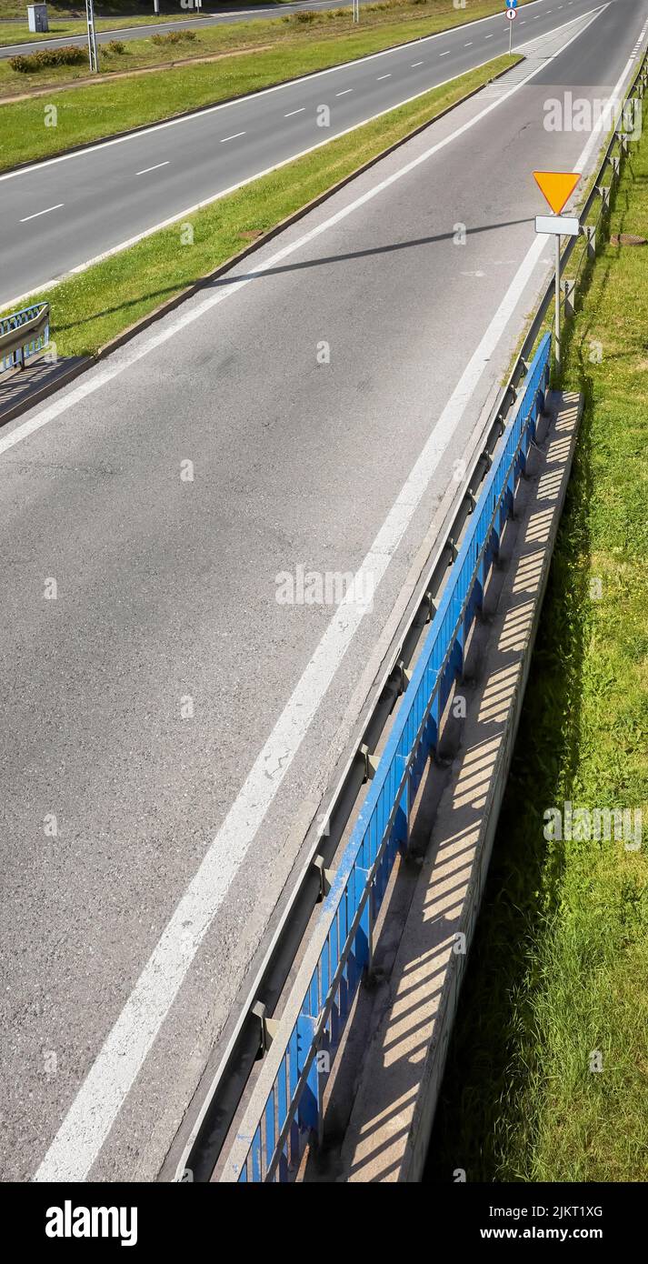 Empty highway asphalt hi-res stock photography and images - Alamy