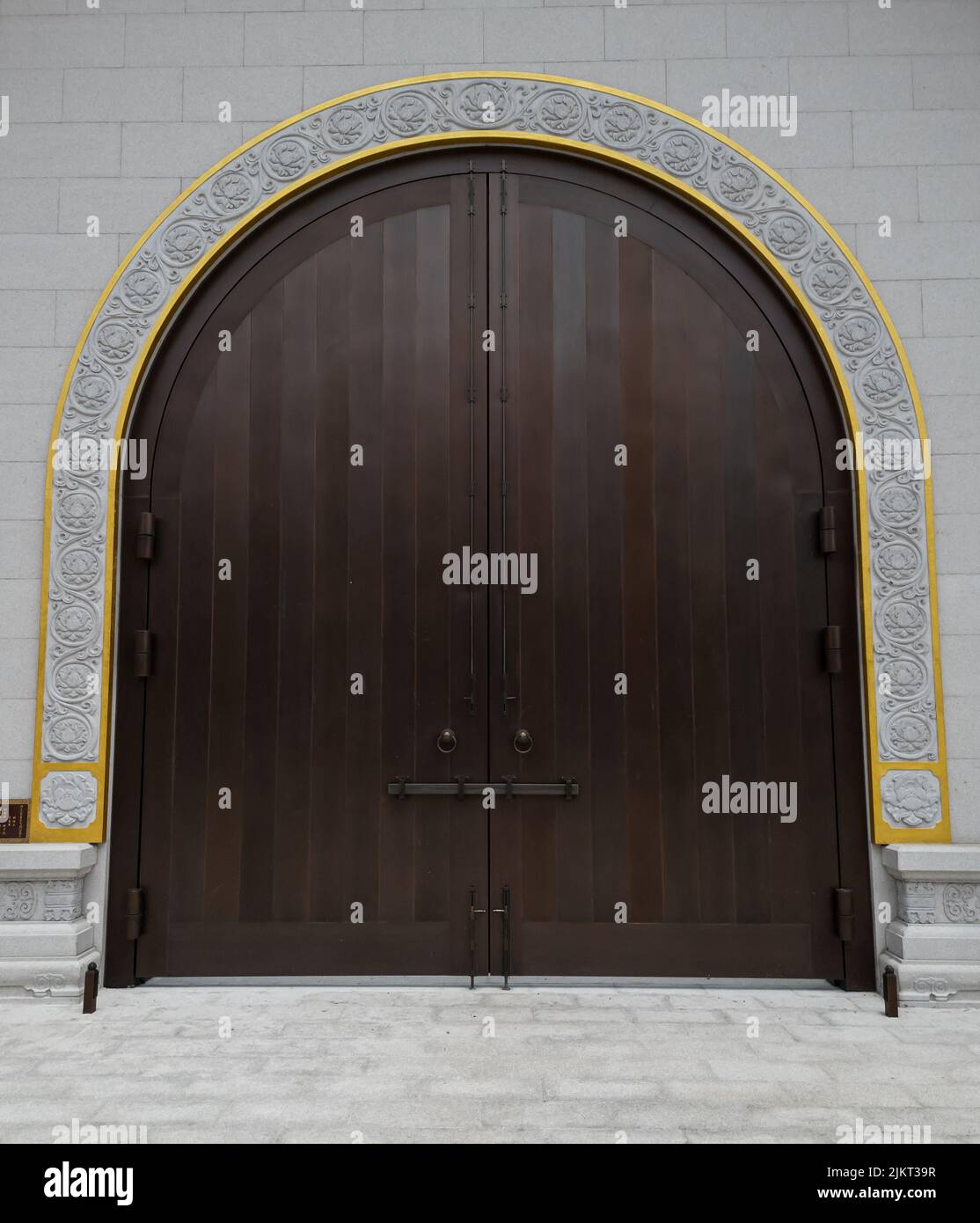 Front gate of Taiwanese temple. Arched entrance door Stock Photo - Alamy