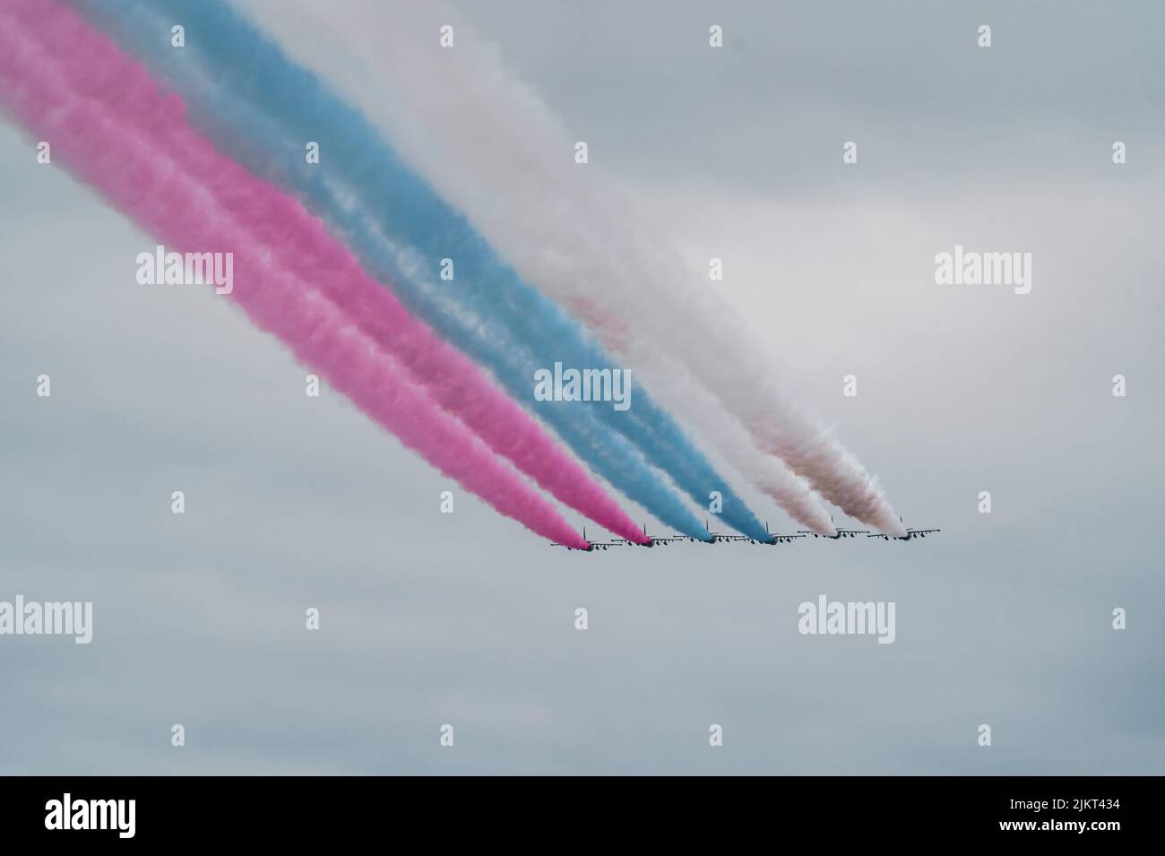 Russian Air Force planes paint the colors of the Russian flag in the ...